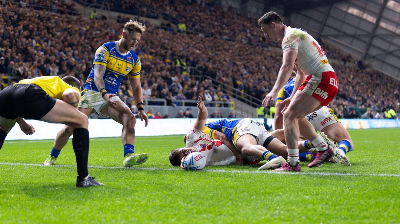 Crucial St Helens try in Leeds Rhinos win should not have stood